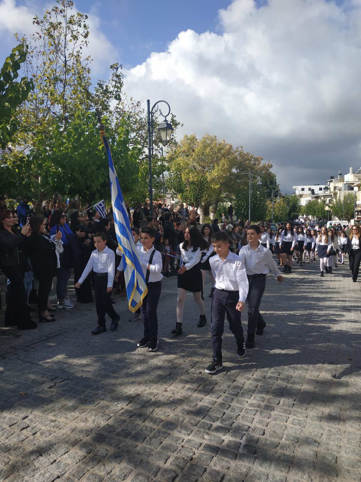 'Αξια και υπερήφανα ελληνόπουλα και στην παρέλαση της μαθητιώσας ...